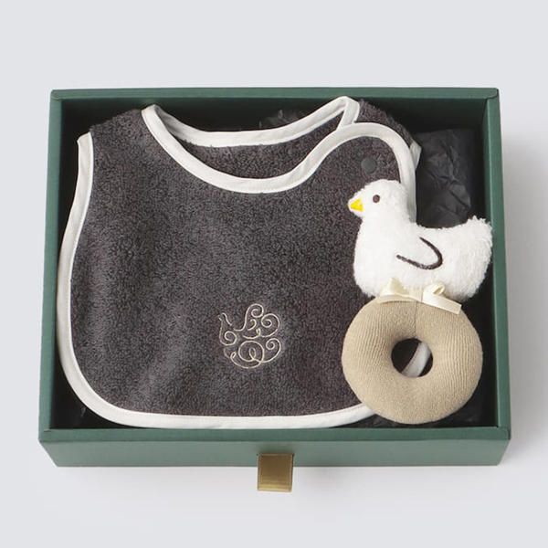Foo Tokyo スタイ＆ガラガラ ベビーギフトセット（チャコール）のギフト通販 - 贈り物、ギフトの専門店 PRESENTERS ROOM
